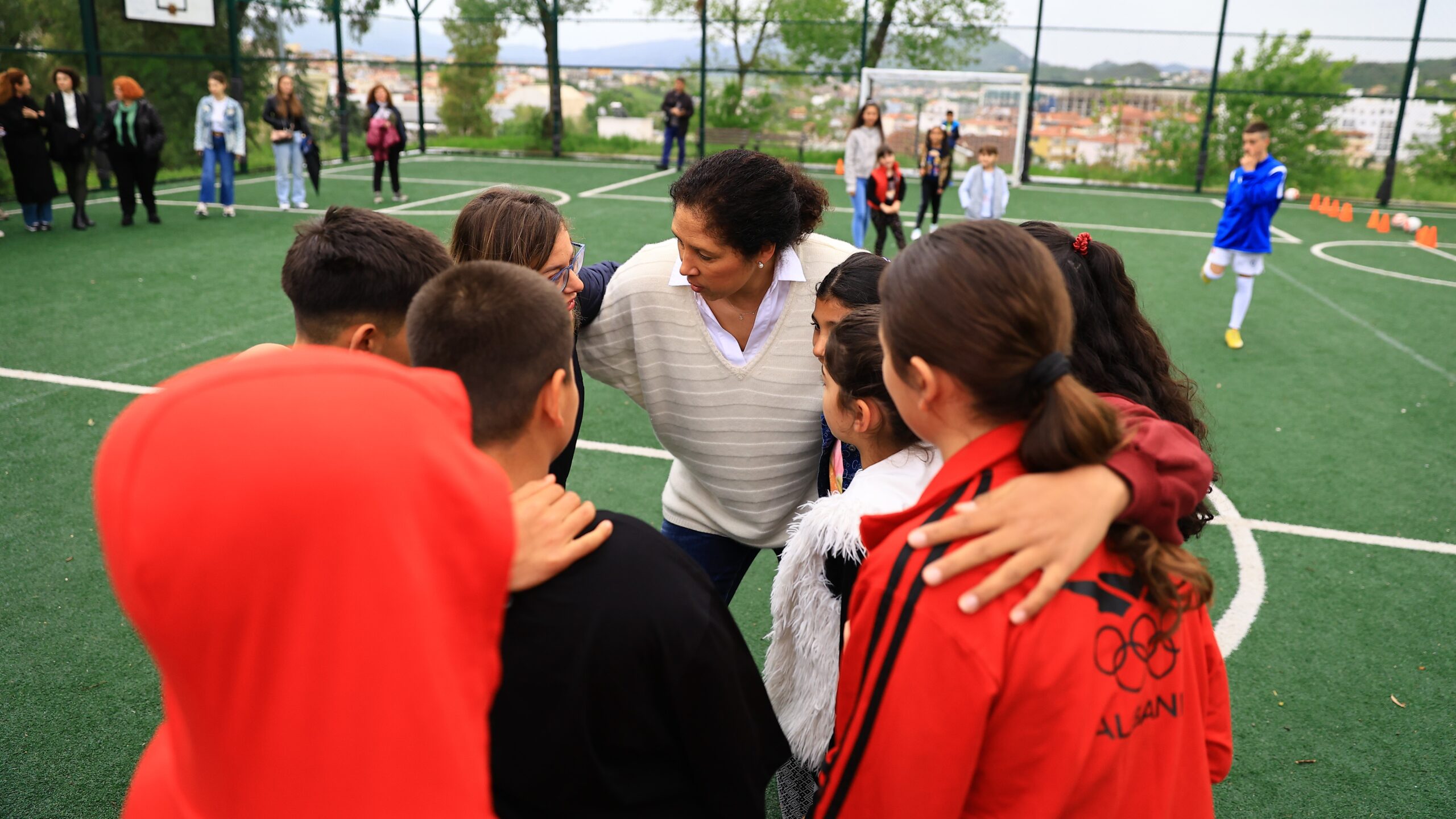Ambasadorja e futbollit gjerman Steffi Jones përmbyll vizitën në ...